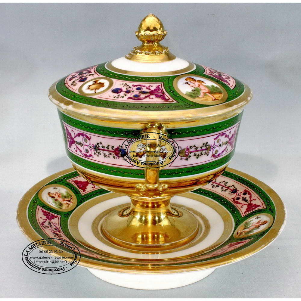 PARIS - ÉCUELLE à BOUILLON couverte et son PRÉSENTOIR